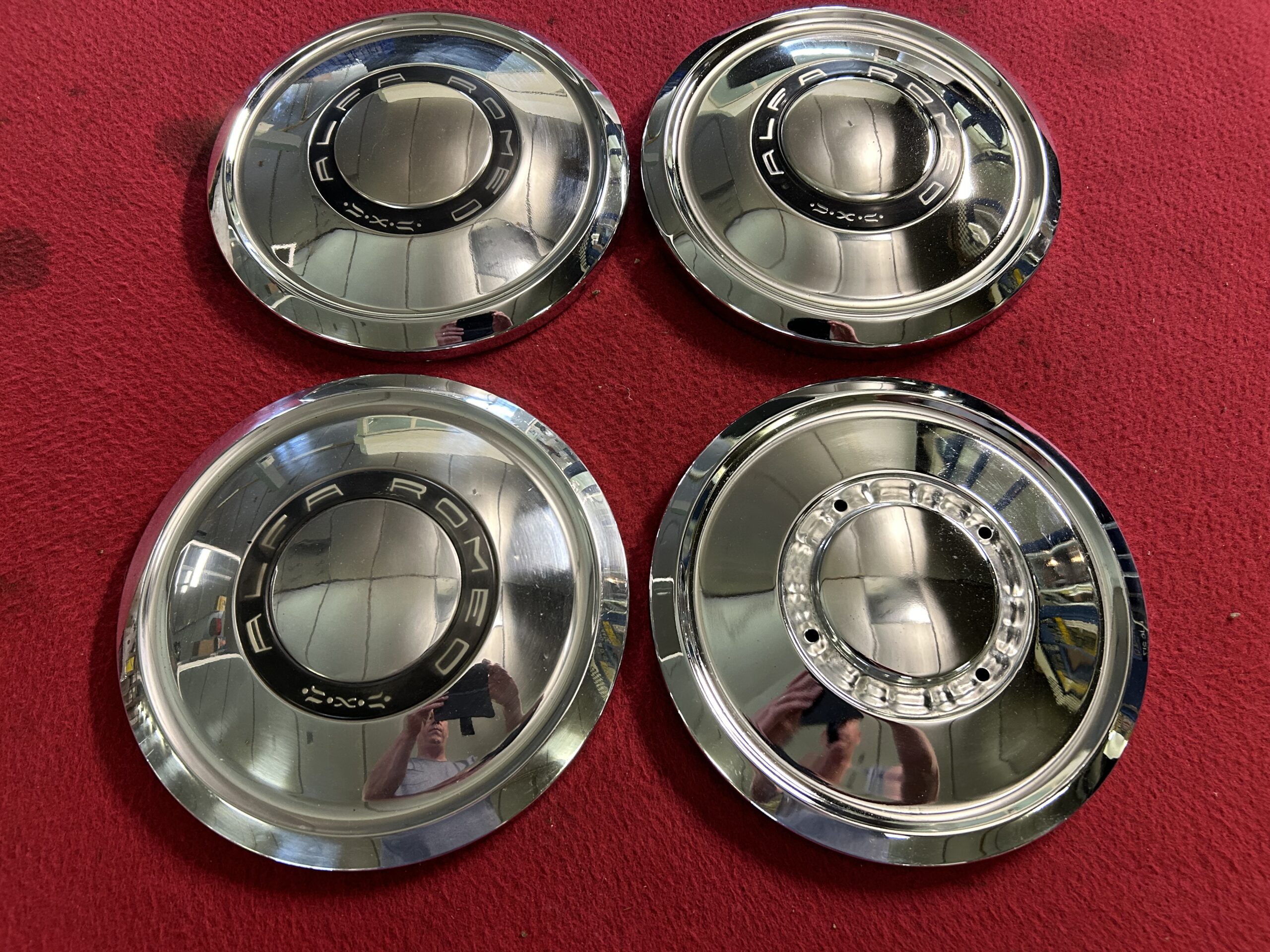 Alfa Romeo Giulia Spider Duetto set of hubcaps #466 - e-jumble.com